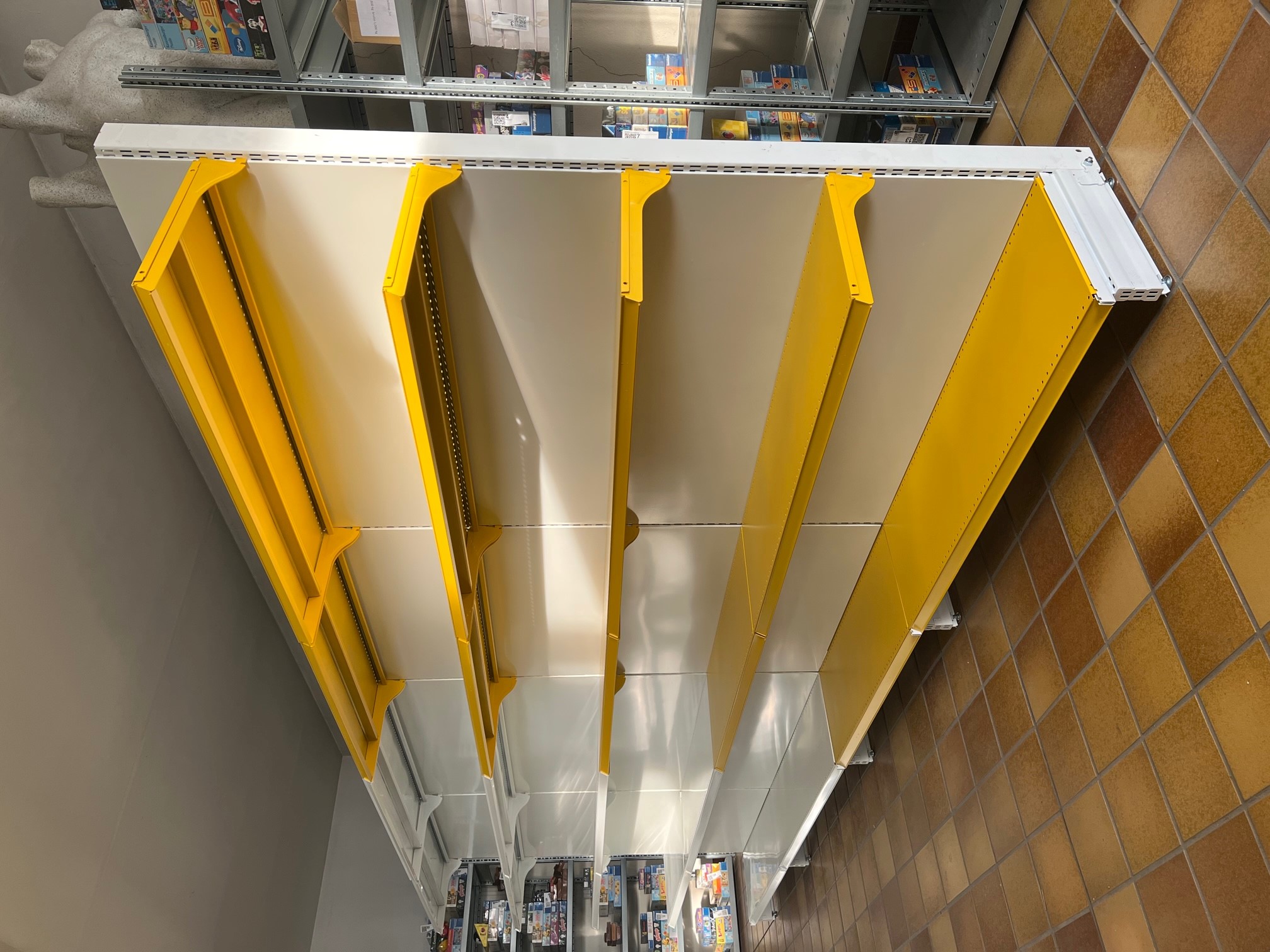 150 folyóméter gondola polcok Bolti polcok Szupermarket polcok ...