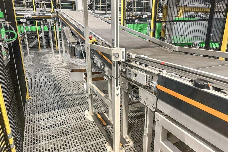 60 metres of Dematic inclined conveyor belt, powered | P10171
