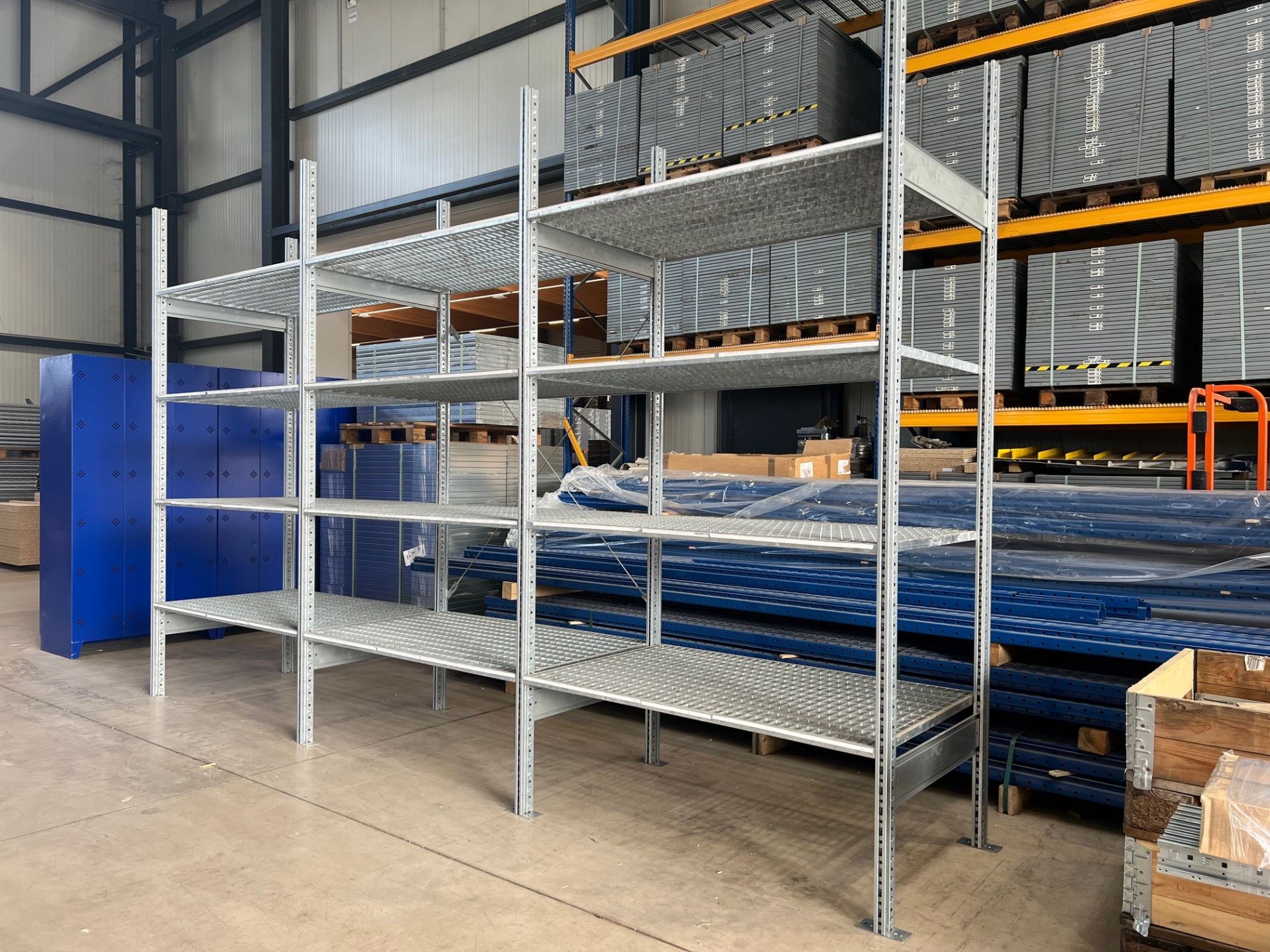 60 linear metres of SSI Schäfer R3000 shelving incl. shelf grid | P10129