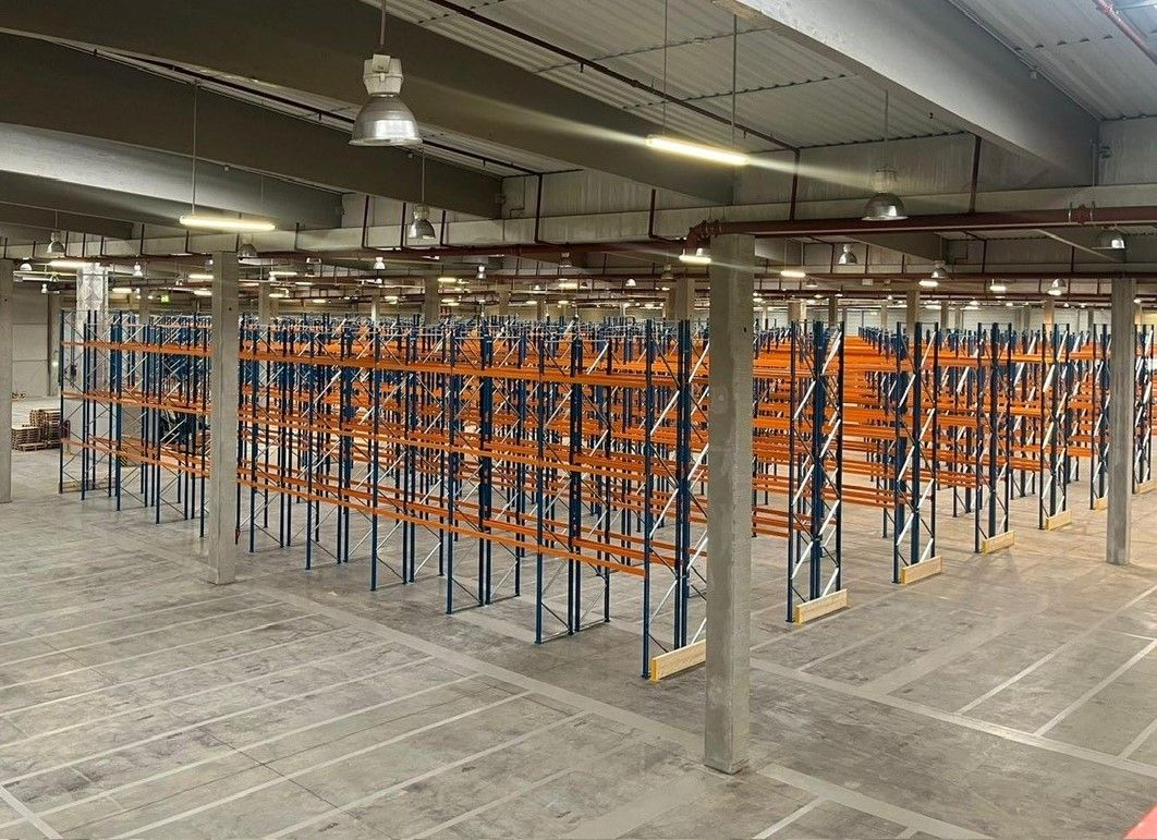Plattenregale. Neuwaren Regale auf Lager.