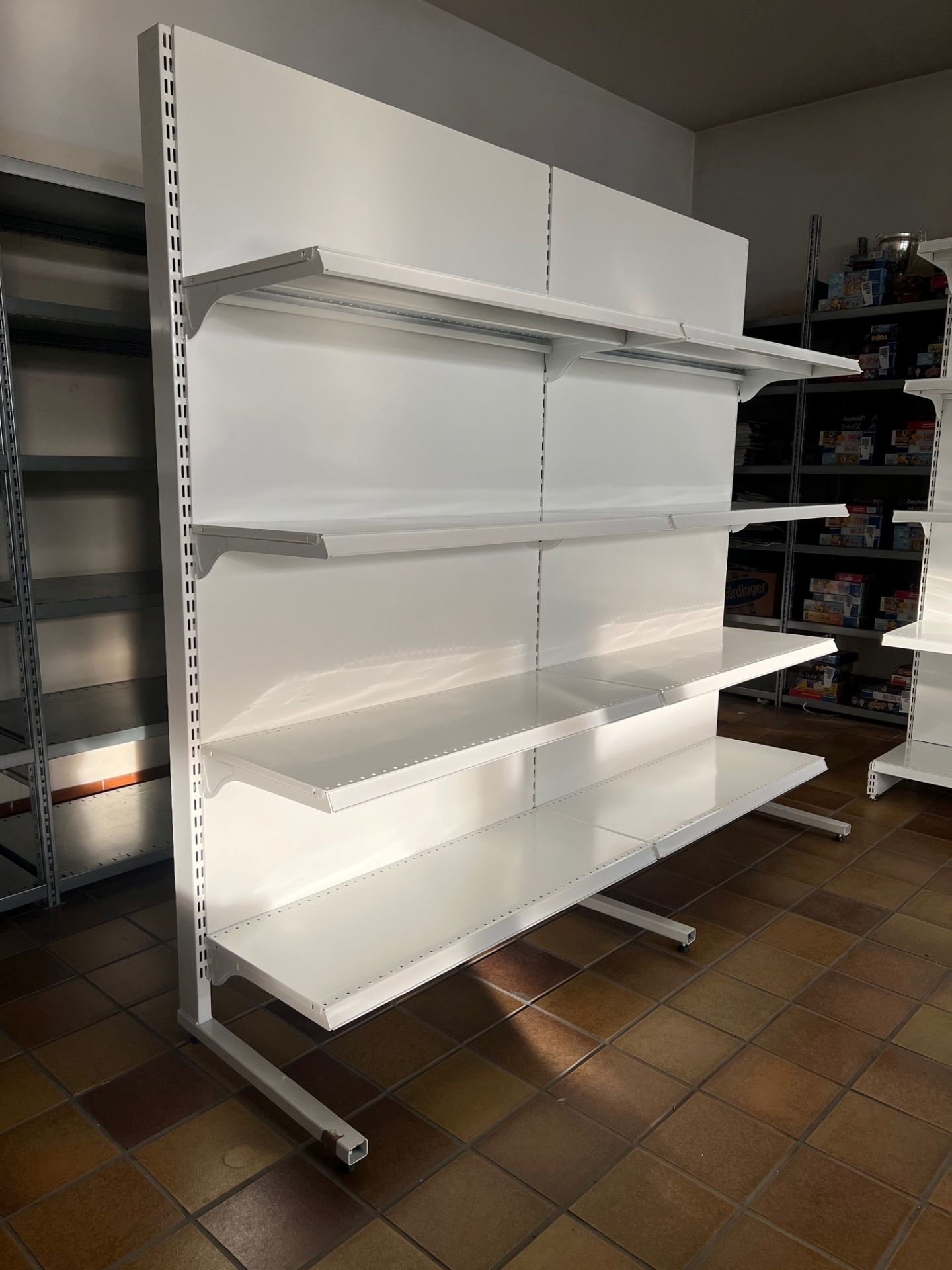 20 de metri de rafturi pentru gondole Rafturi pentru magazine Rafturi ...