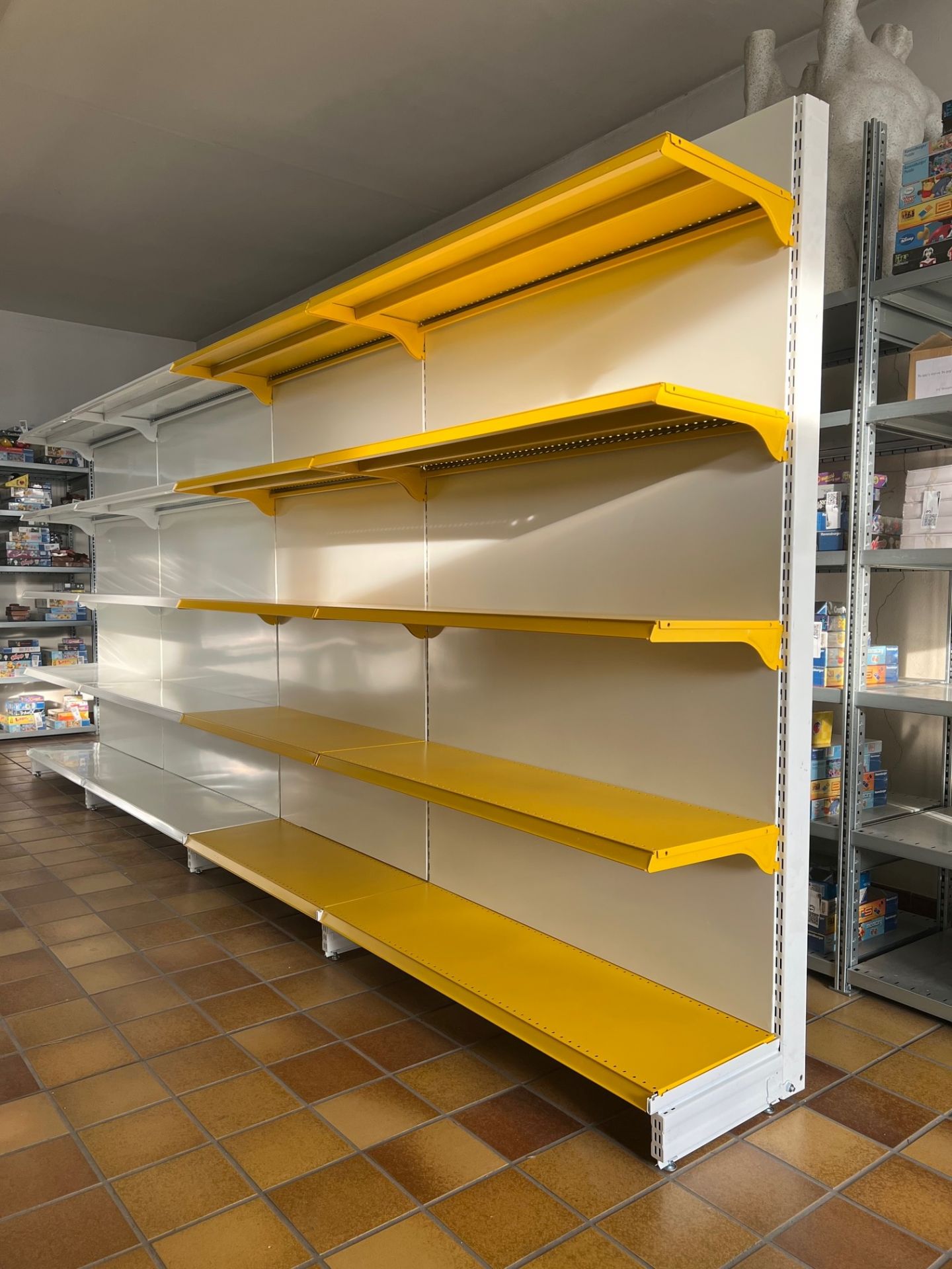 50 de metri de rafturi pentru gondole Rafturi pentru magazine Rafturi ...